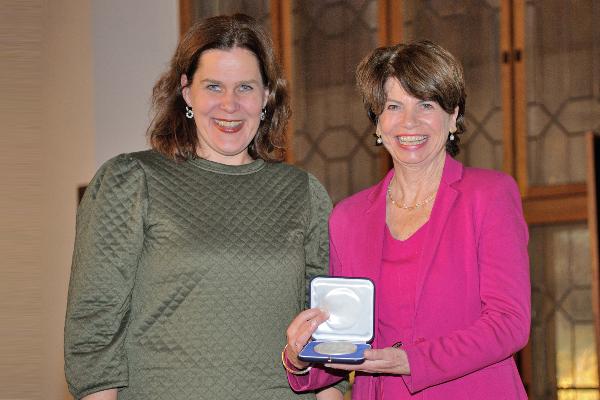 Claudia Maria Riehl erhält Auszeichnung der Landeshaup … - LMU München